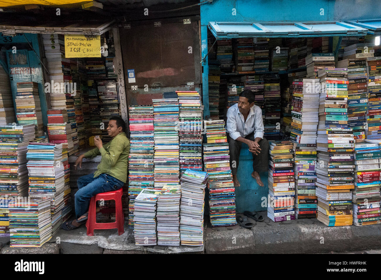 (170320) -- KOLKATA (INDIA), March 20, 2017 (Xinhua) -- Indian bookshop ...