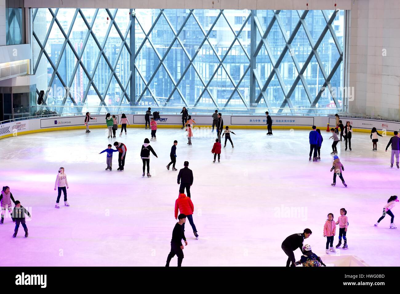 (17038) -- FUZHOU, March 8, 2017 (Xinhua) -- People skate in the Centry ...