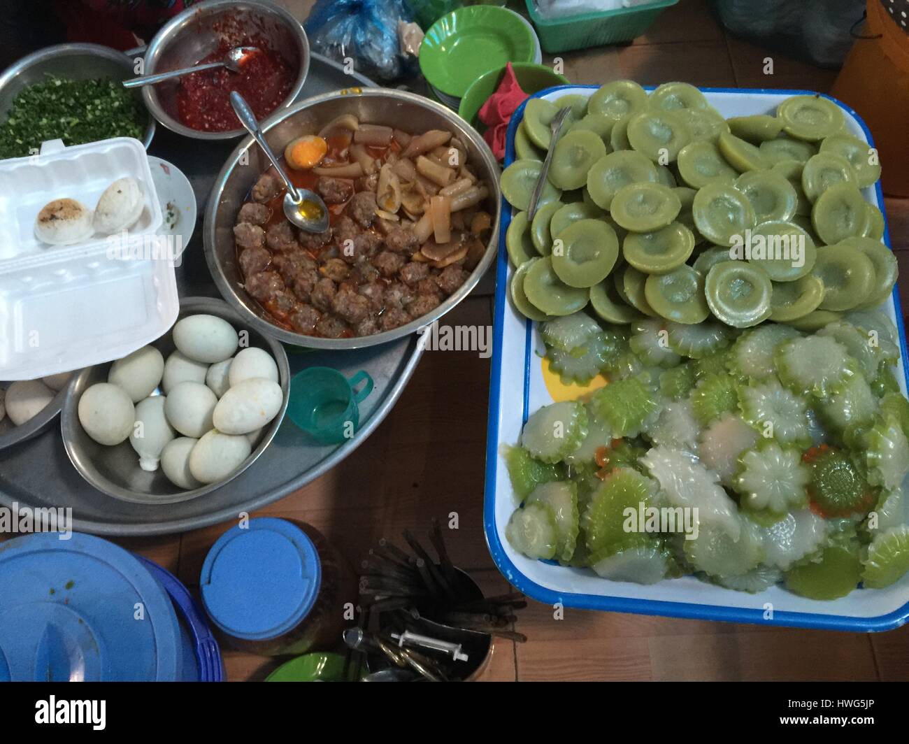 Mu Nei, Vietnam. 21st Mar, 2017. Various seafood and fruits can be seen ...