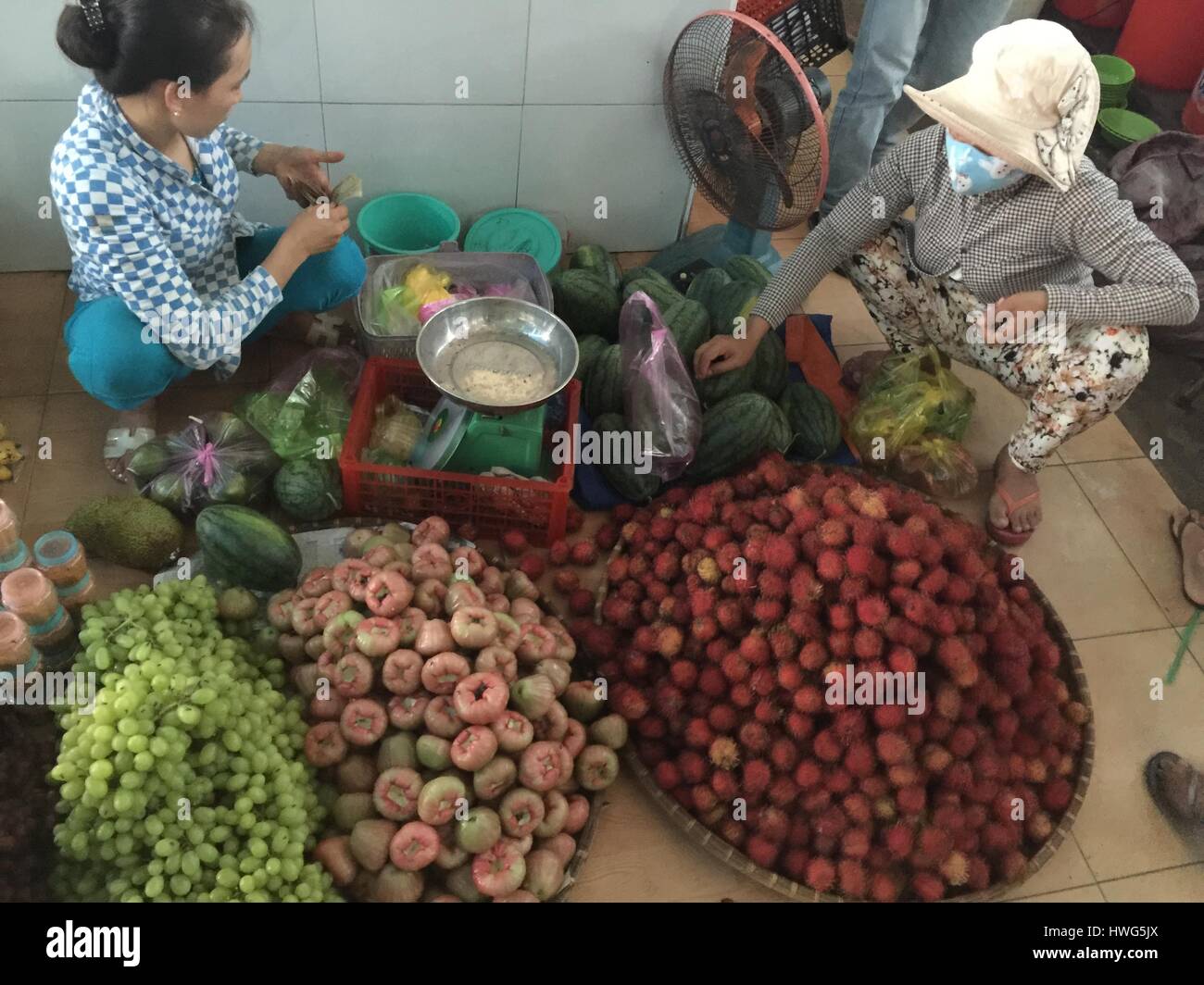 Mu Nei, Vietnam. 21st Mar, 2017. Various seafood and fruits can be seen ...