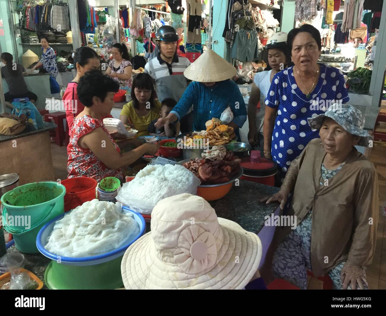 Mu Nei, Vietnam. 21st Mar, 2017. Various seafood and fruits can be seen ...