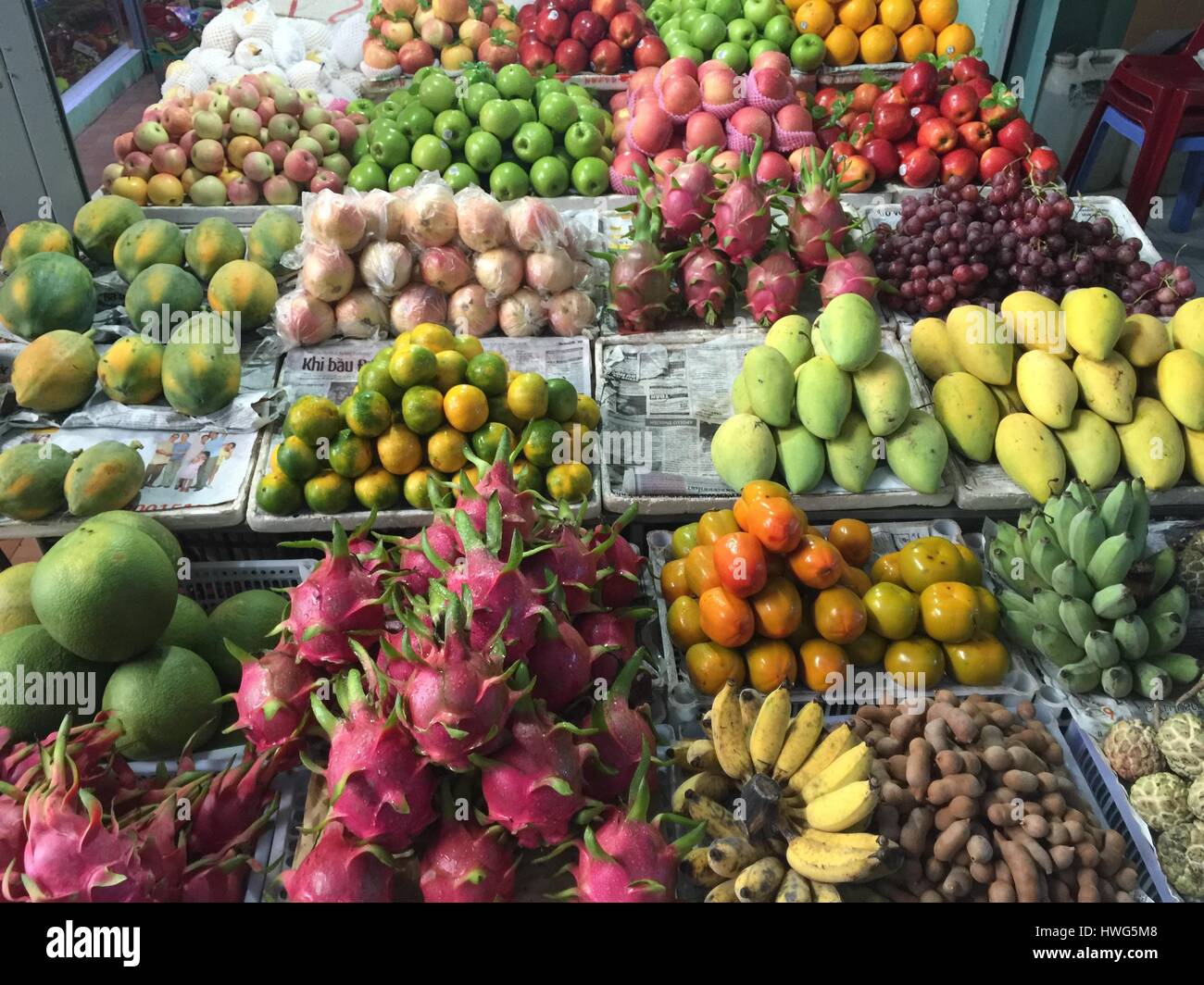 Mu Nei, Vietnam. 21st Mar, 2017. Various seafood and fruits can be seen ...