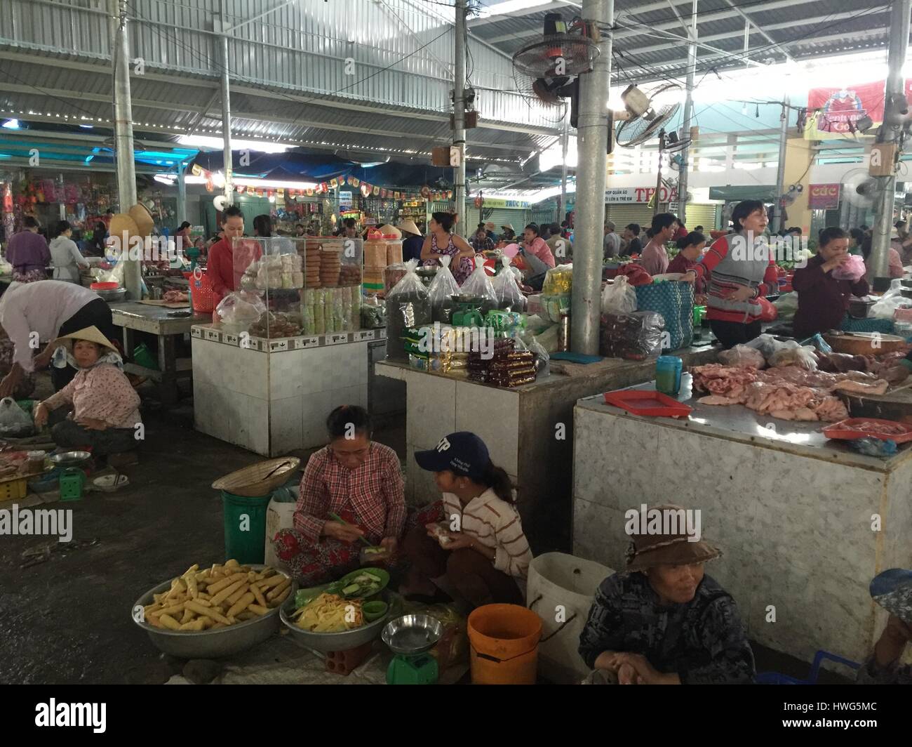 Mu Nei, Vietnam. 21st Mar, 2017. Various seafood and fruits can be seen ...