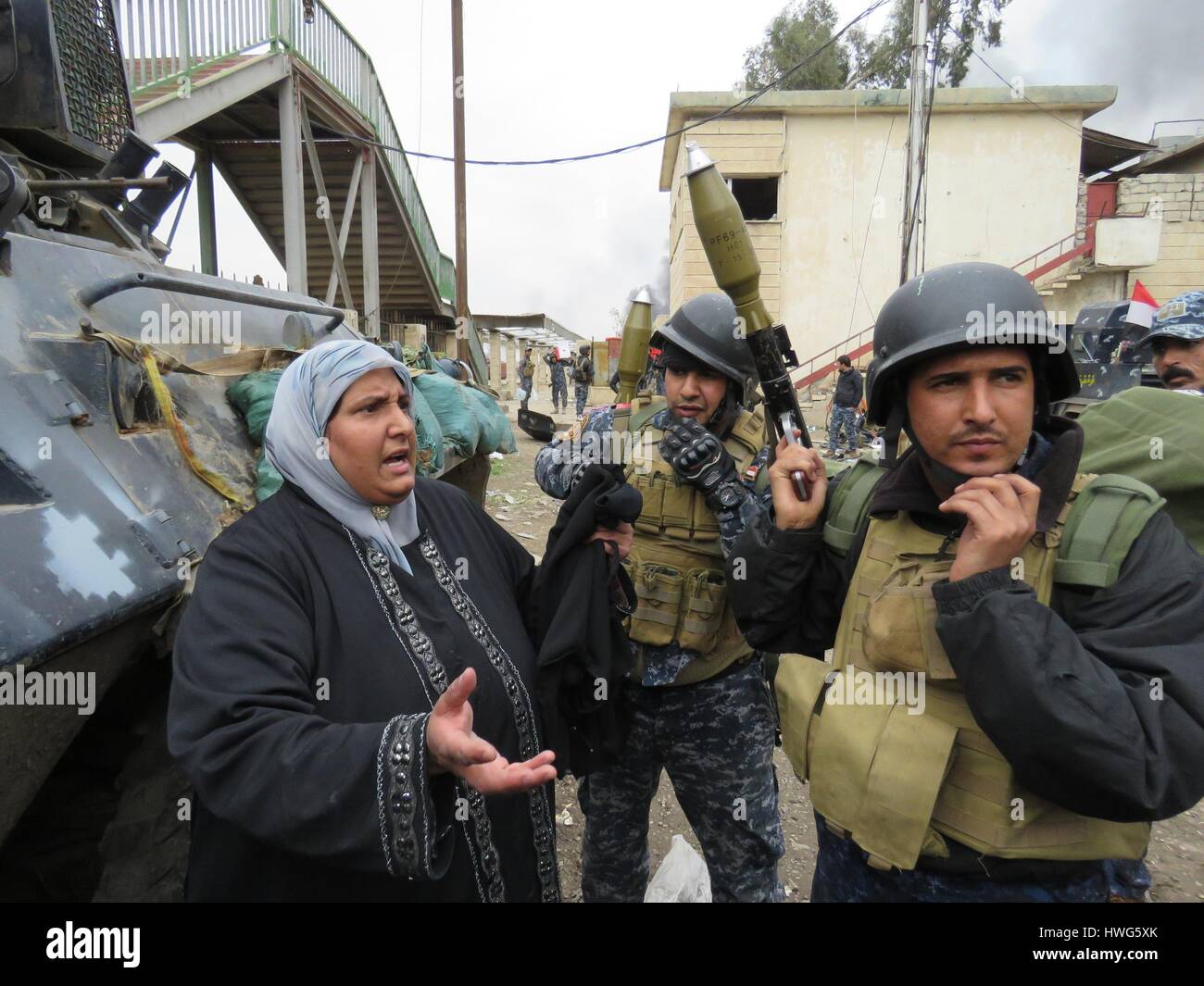 Mosul, Iraq. 21st Mar, 2017. A woman talks to Iraqi Federal Police ...