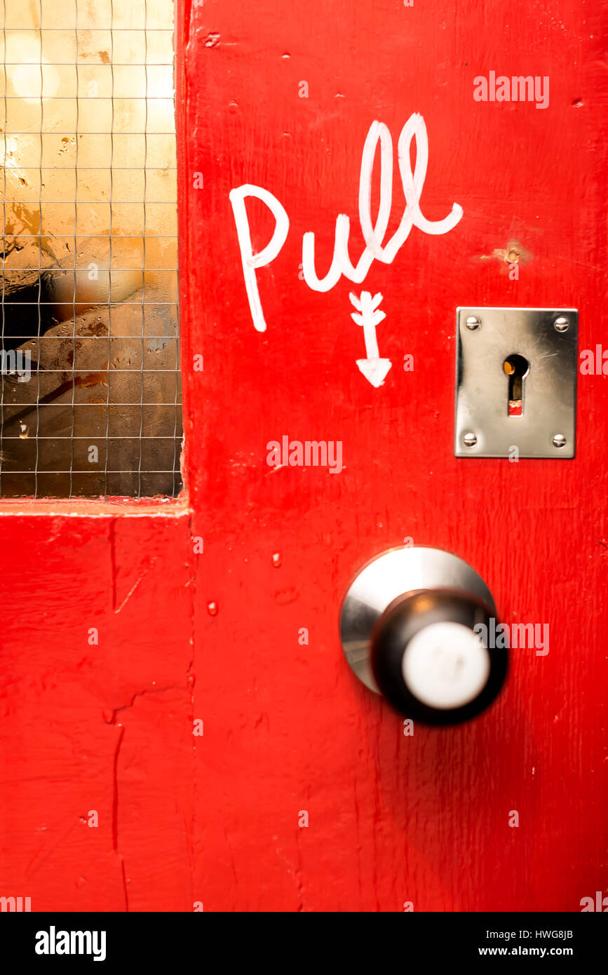Red door with painted Pull Sign in Cambridge Stock Photo - Alamy