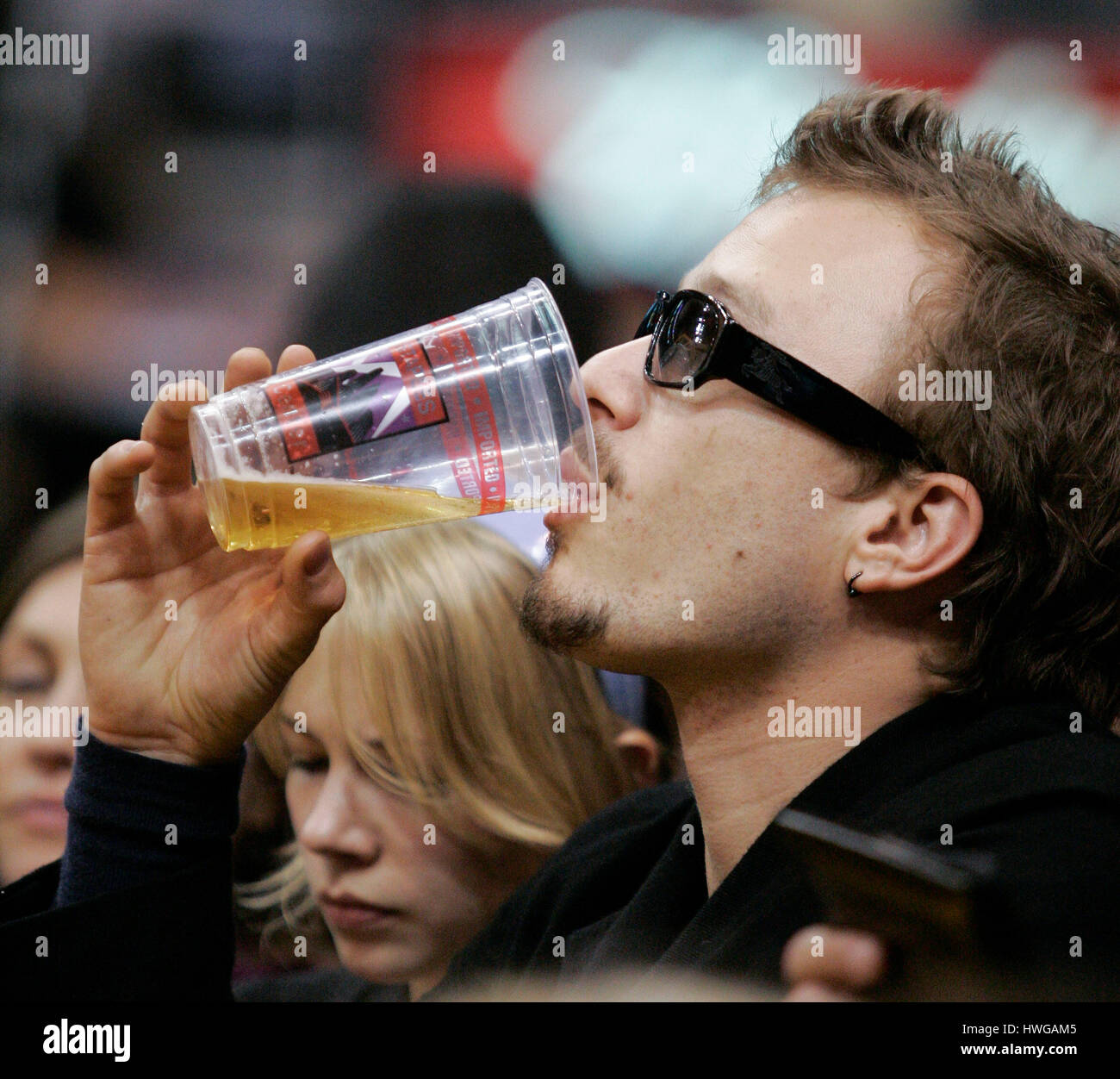 Australian actor Heath Ledger drinks a beer with girlfriend, actress ...