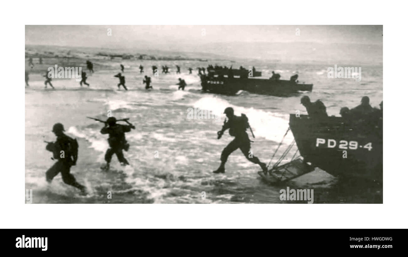 NORTH AFRICA BEACHES LANDING American troops disembarking from landing ...