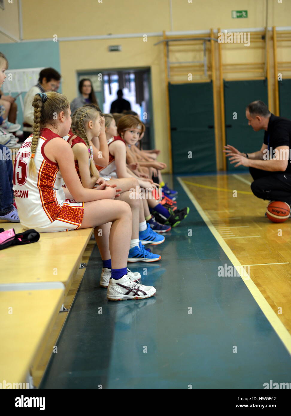 Basketball. Coach talking to his team Stock Photo - Alamy
