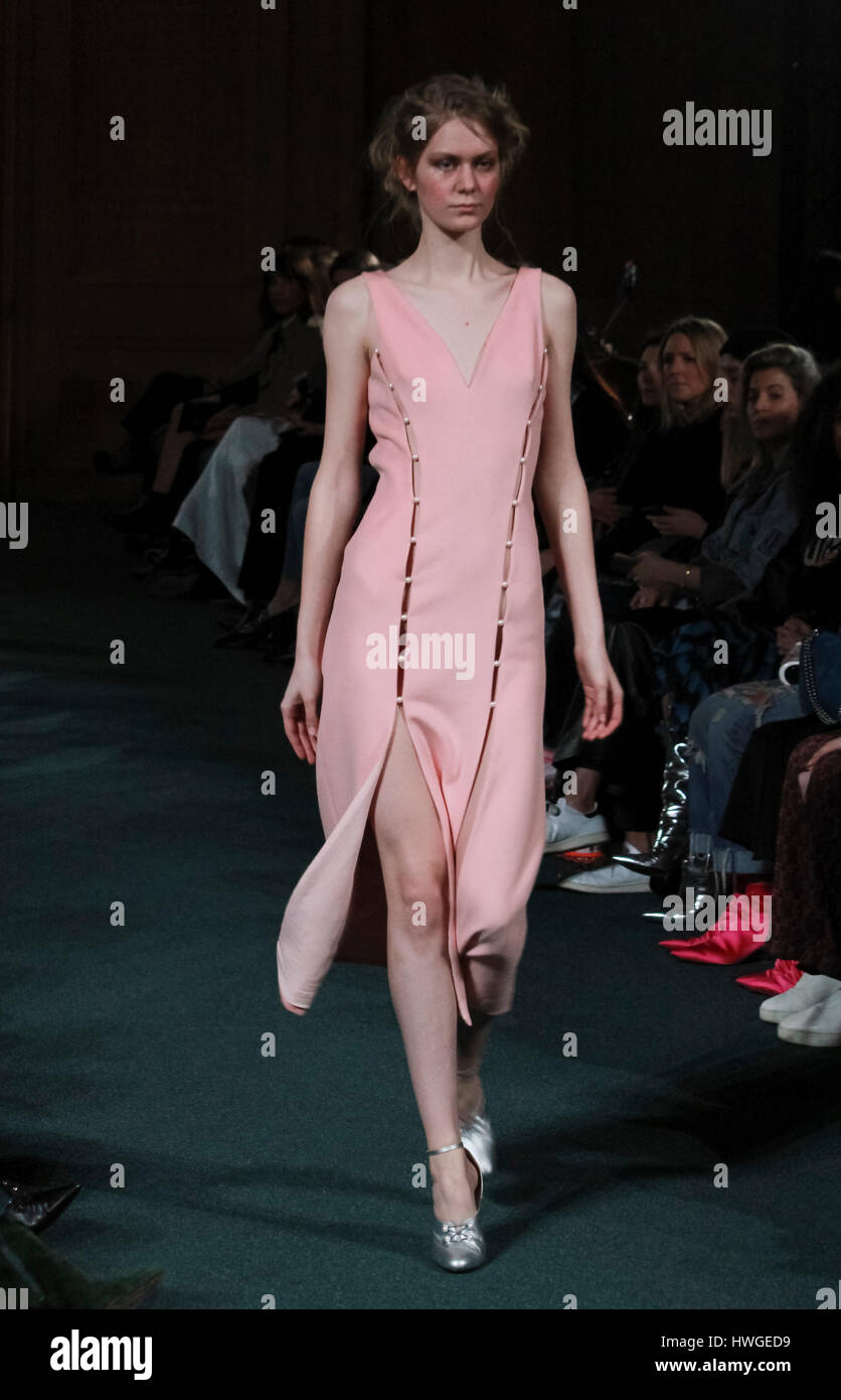 Runway model hi-res stock photography and images - Alamy