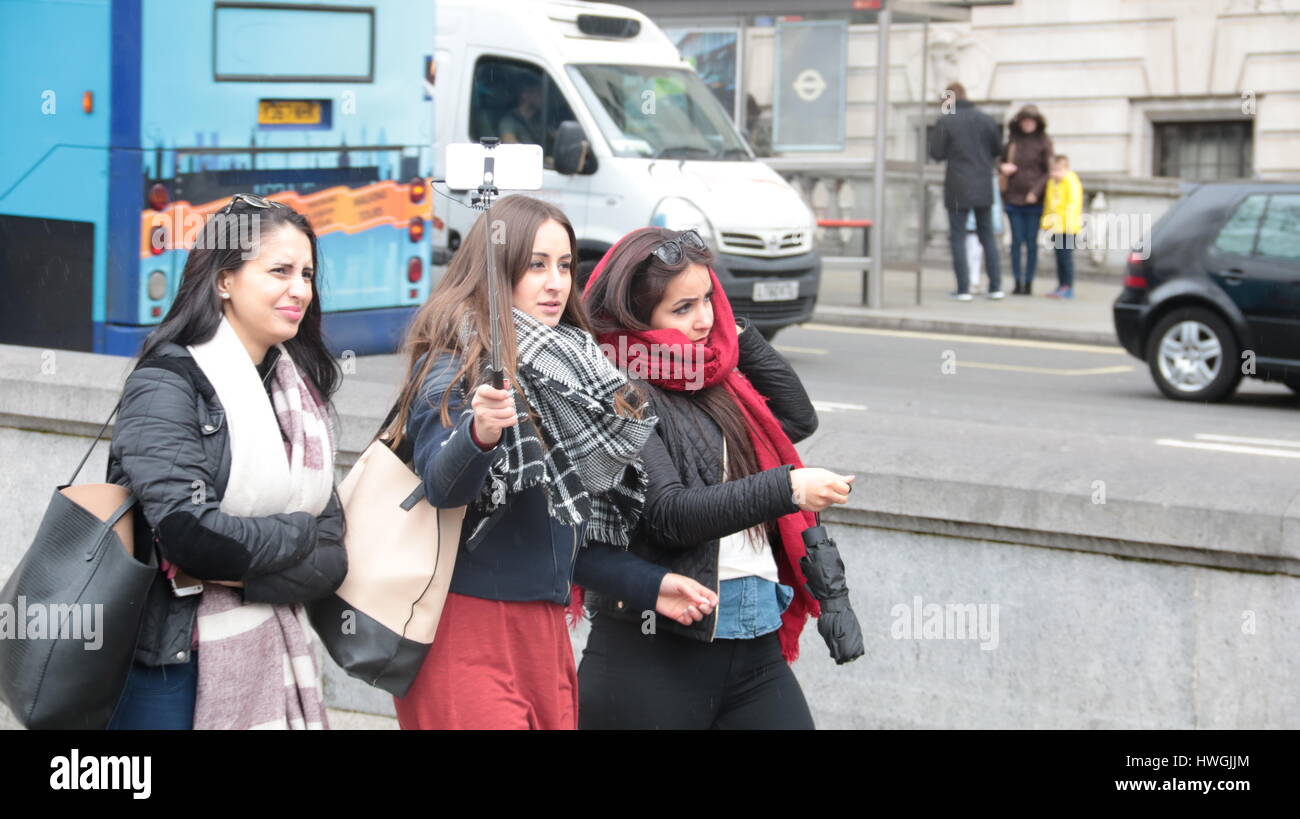 London girls hi-res stock photography and images - Alamy