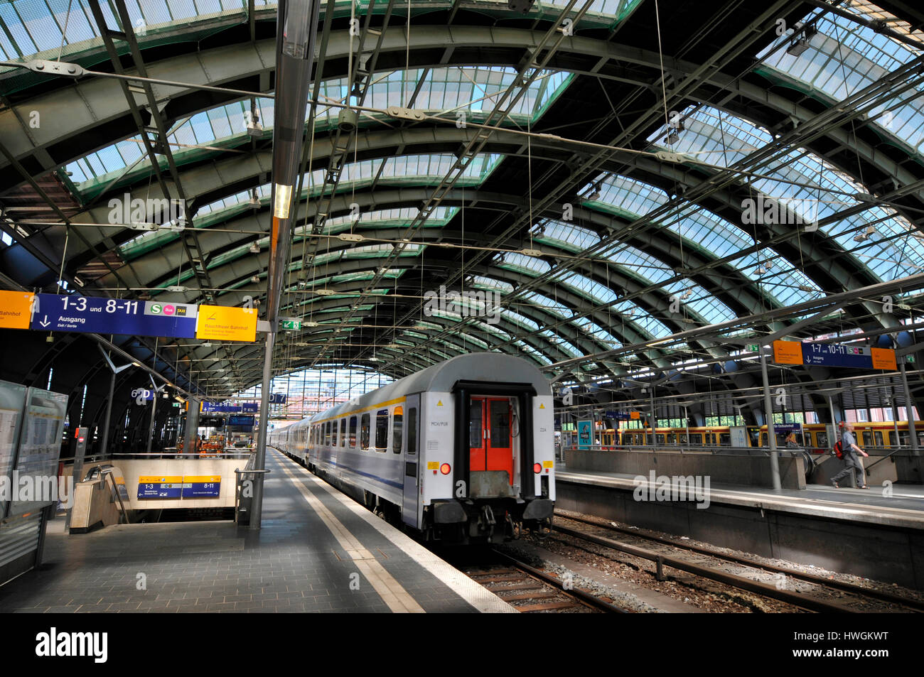 Bahnsteig, Ostbahnhof, Friedrichshain, Berlin, Deutschland Stock Photo ...