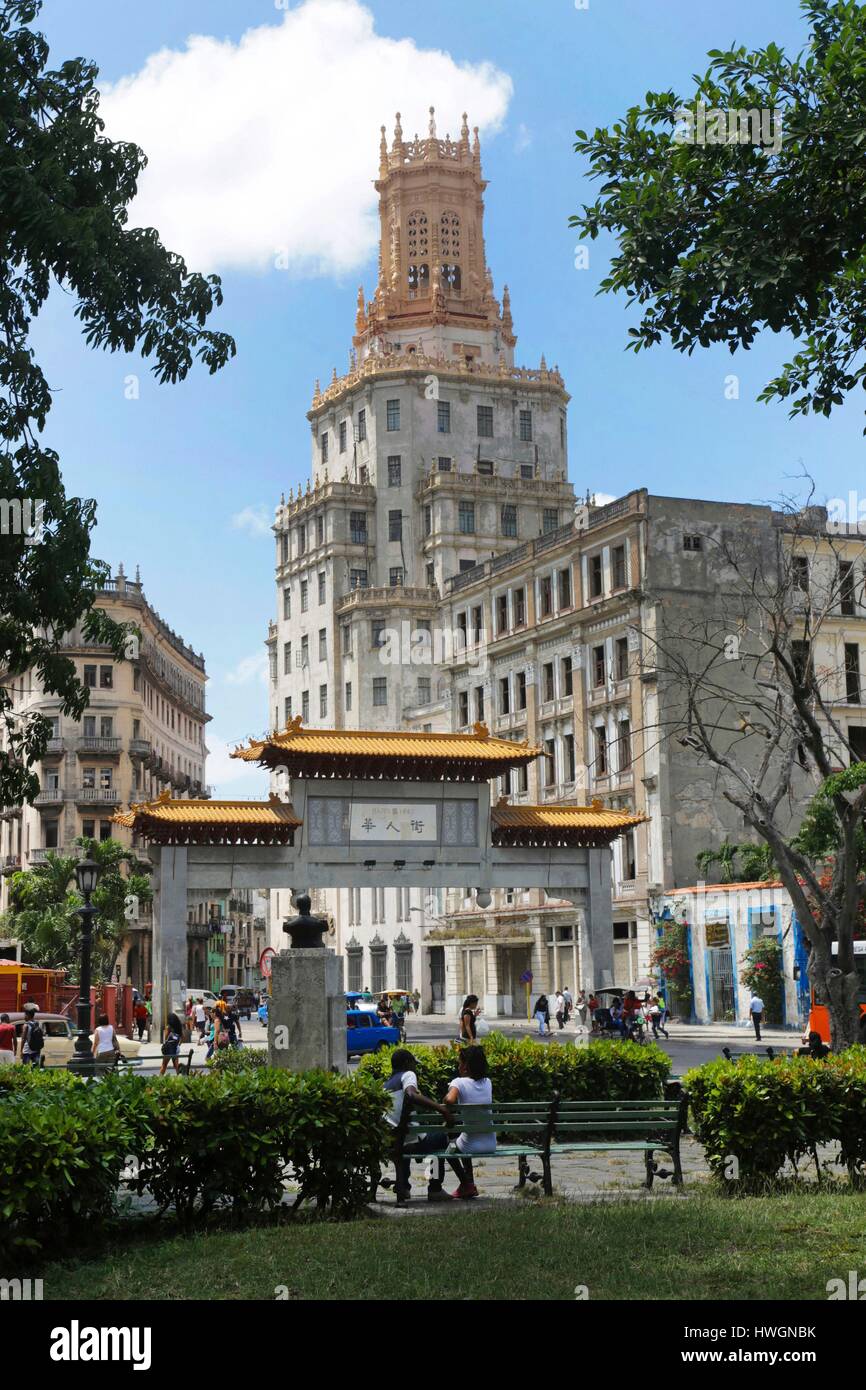 Cuba, La Havana, barrio chino, entrance of the chinatown with a door ...