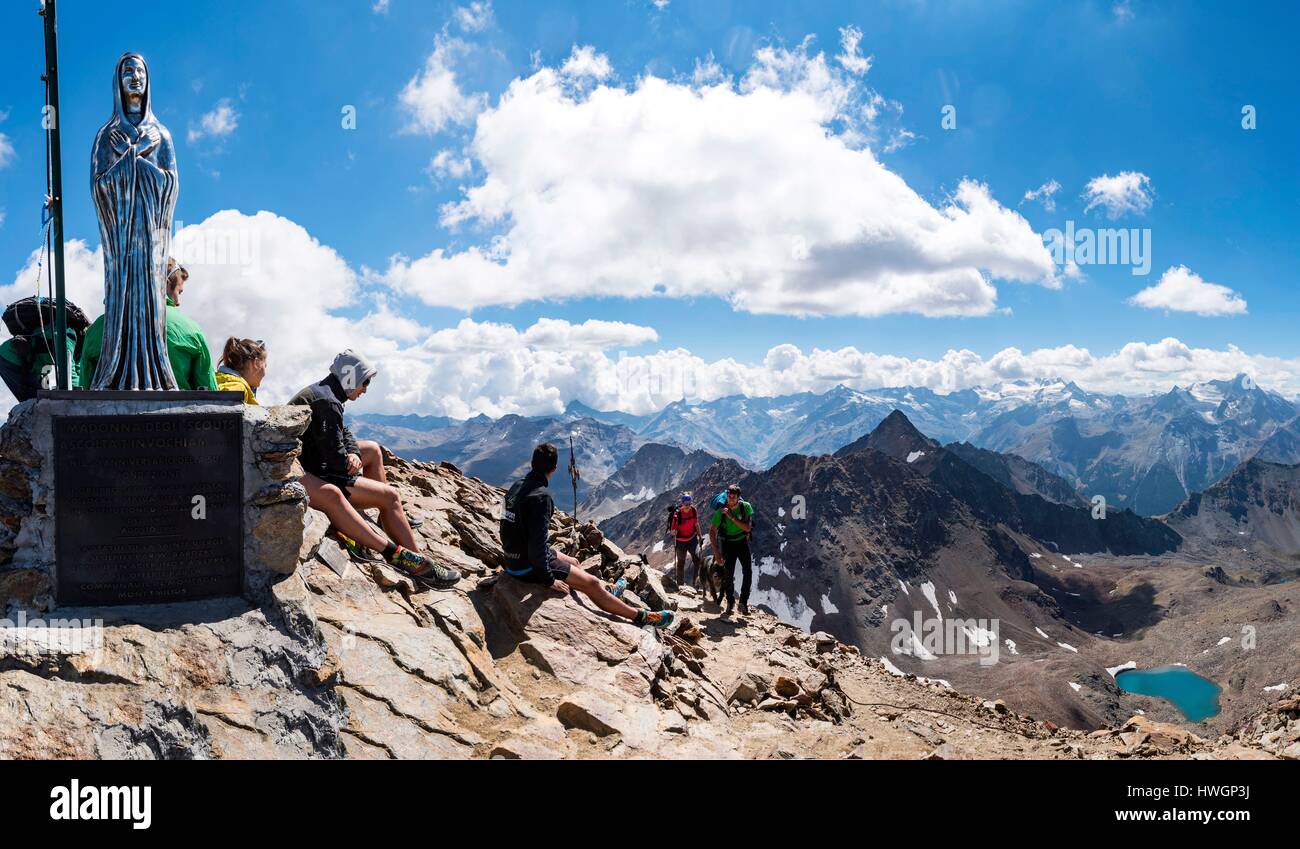 Italy, Valle d'Aosta, Aosta, Pila, Group of hikers at the top of Mount ...
