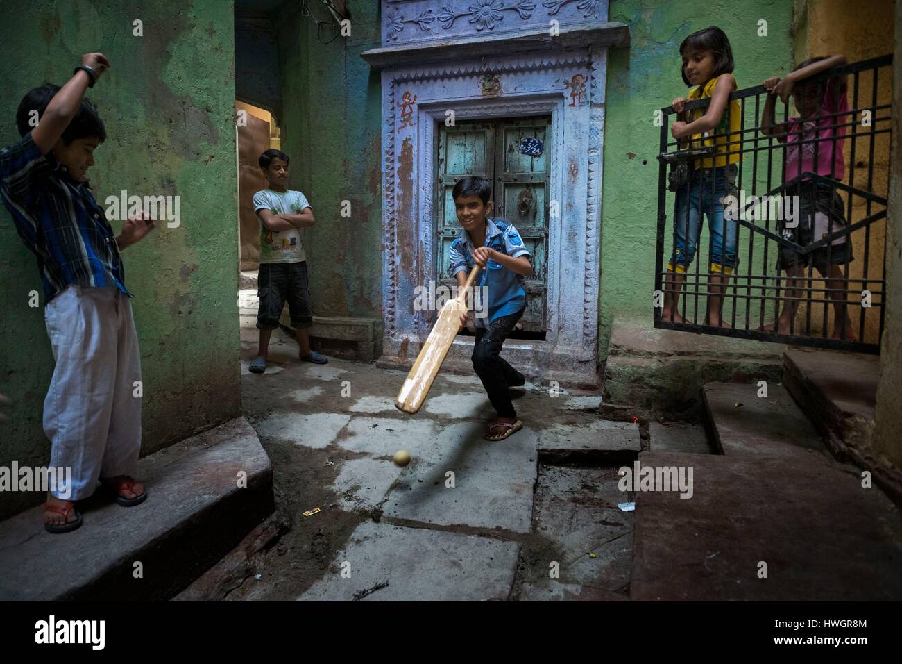 Children playing cricket in the street hi-res stock photography and ...