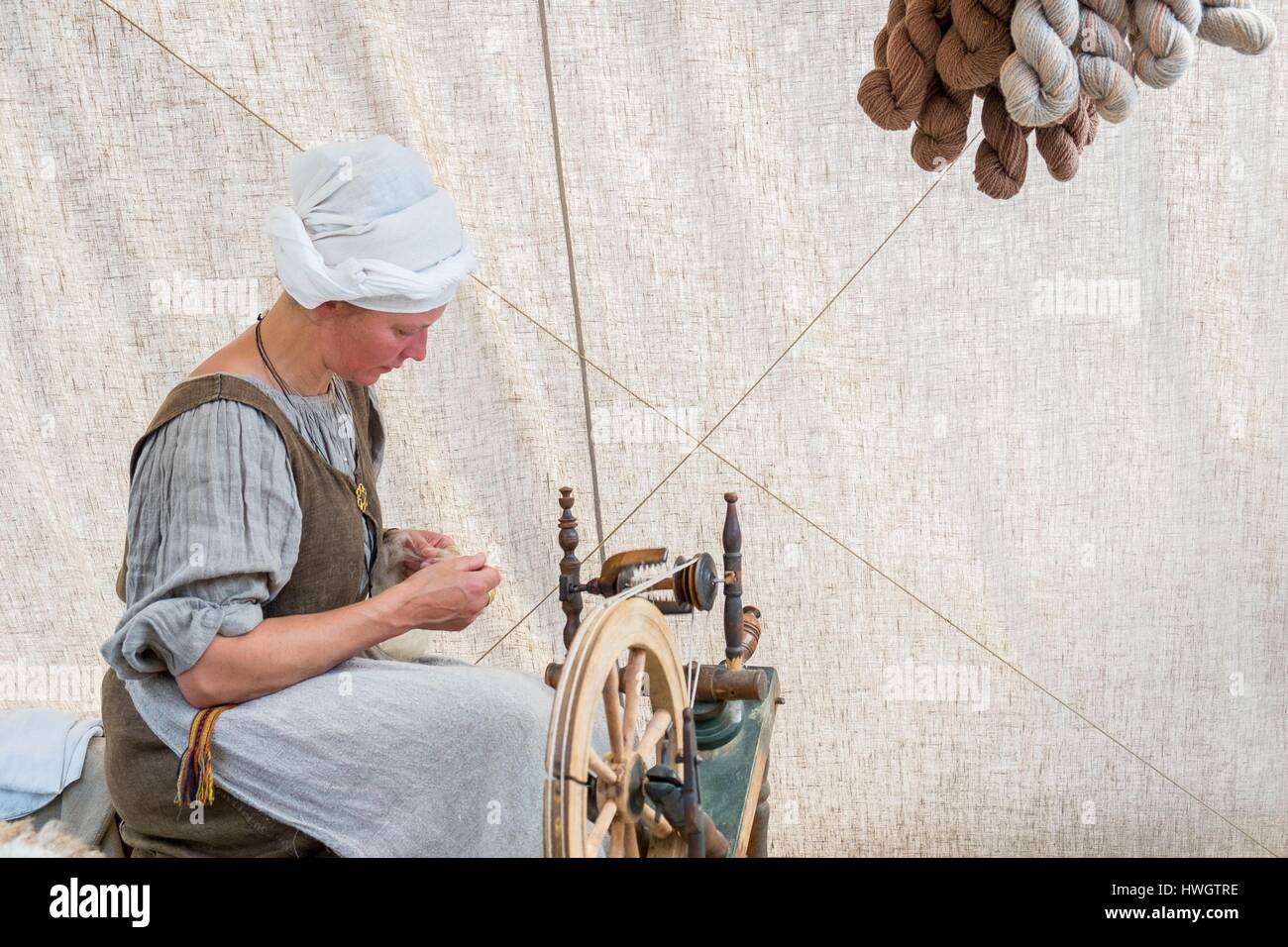 Medieval woman spinning hi-res stock photography and images - Alamy