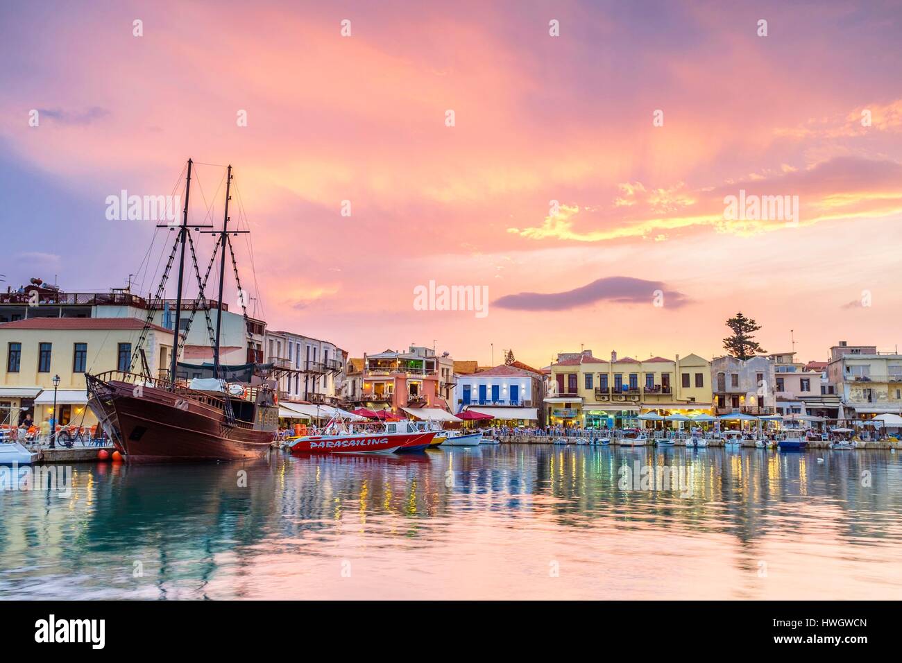 Greece, Crete, Rethymnon, old town, the old venitian harbour at dusk ...