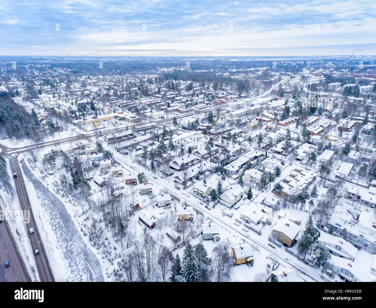 Ilmakuvassa talvinen Länsi-Pakila 2017 kuvan oikeasta alakulmasta ...