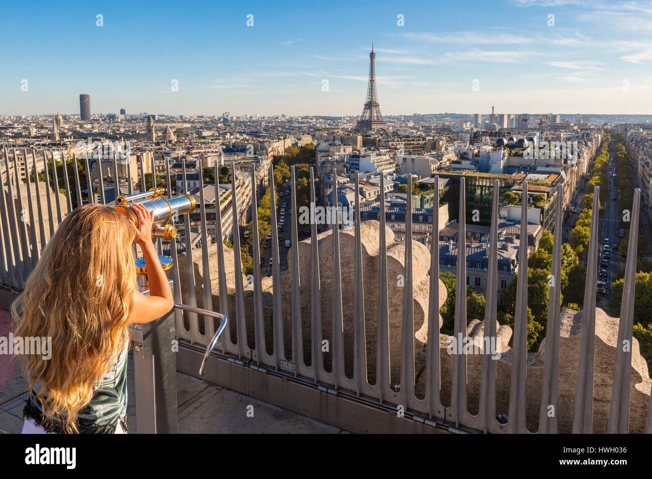 France, Paris, tourist on the terrace of the Arc de Triomphe and the Eiffel Tower Stock Photo ...