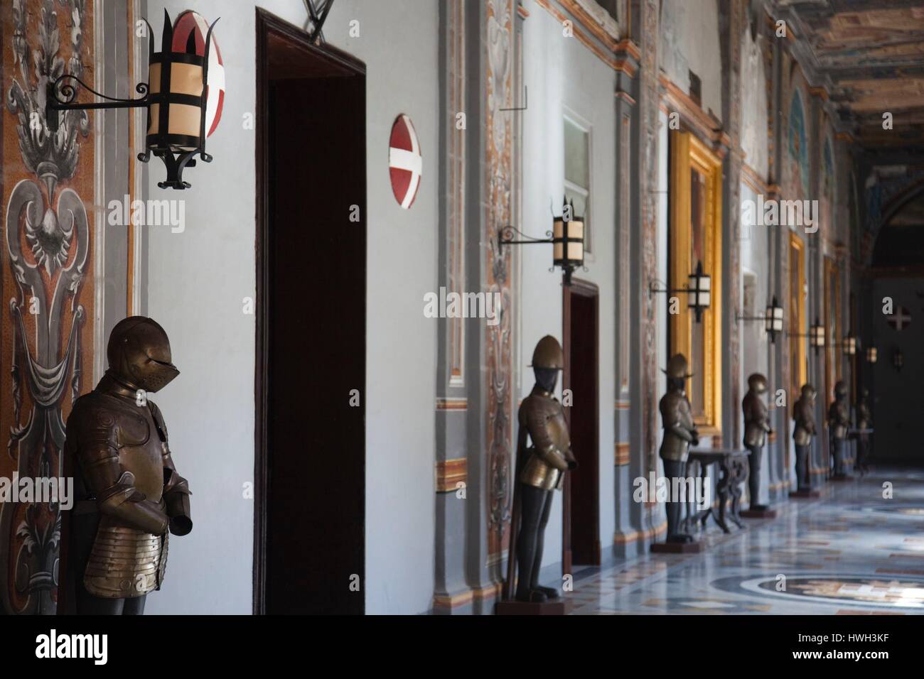 Suits of armor hi-res stock photography and images - Alamy