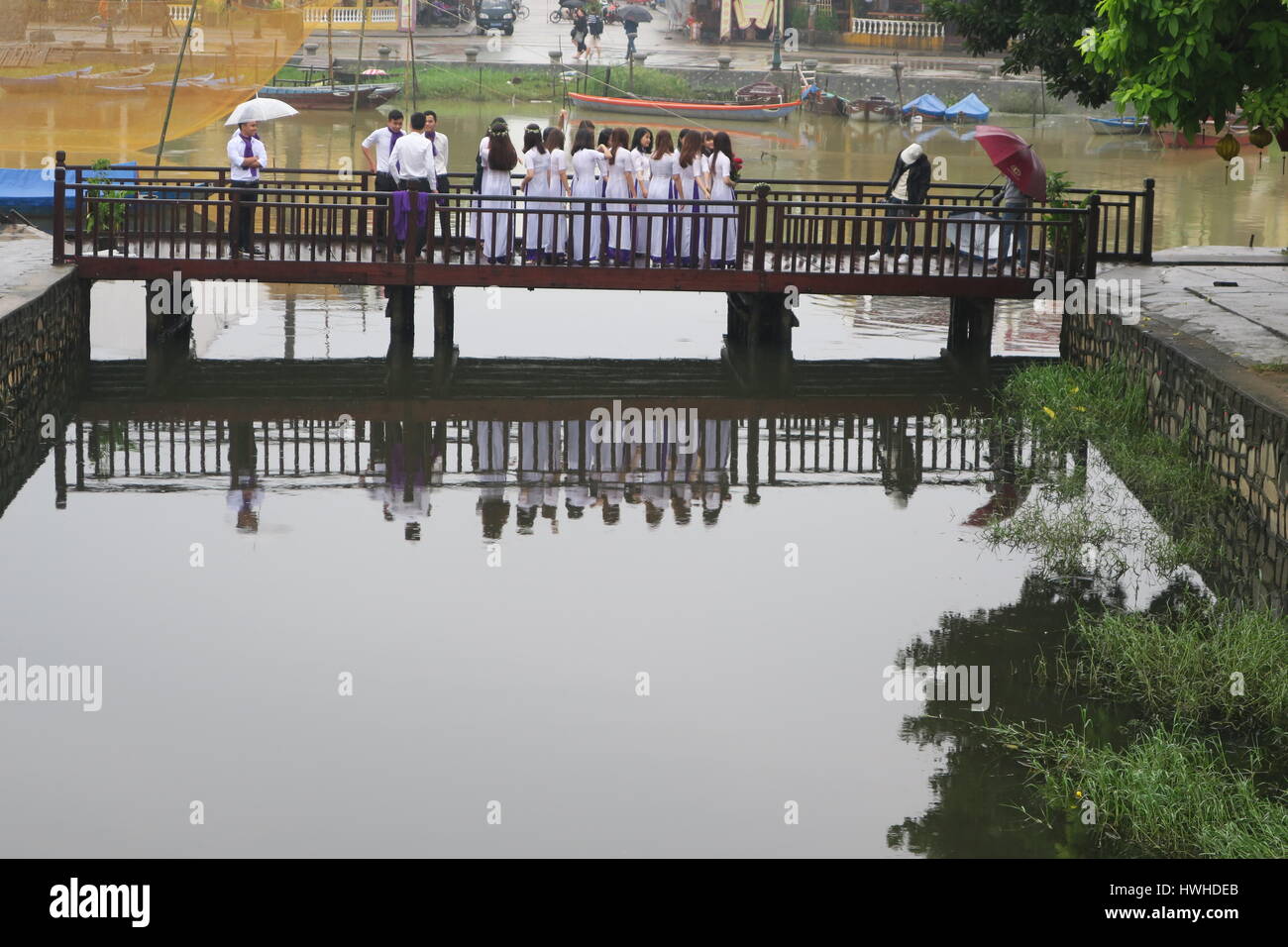 Lots of Vietnamese students visit Japanese covered bridge in Hoi An and ...