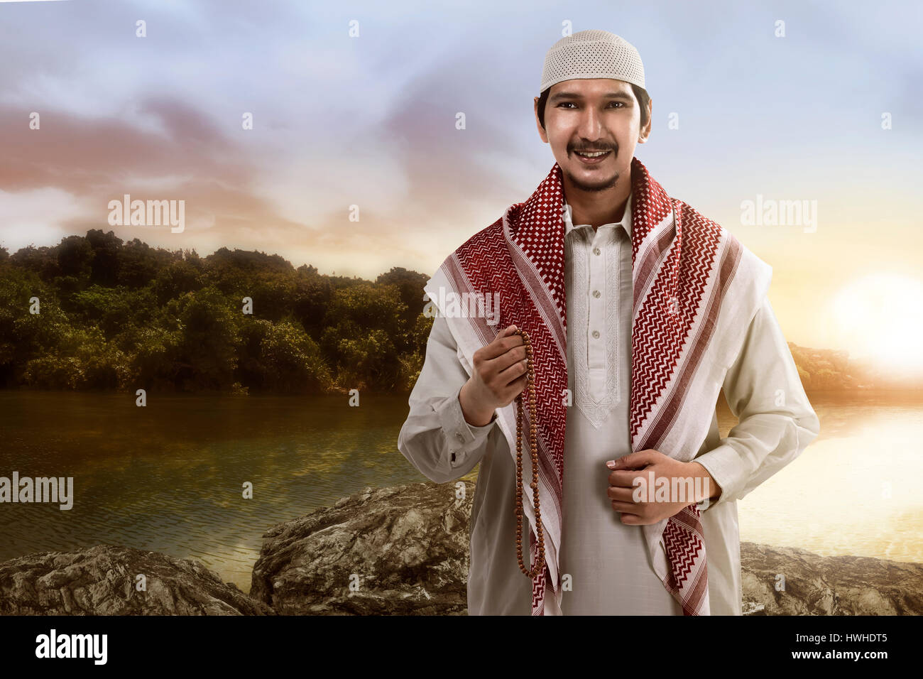 Image of muslim man smiling holding prayer beads Stock Photo - Alamy