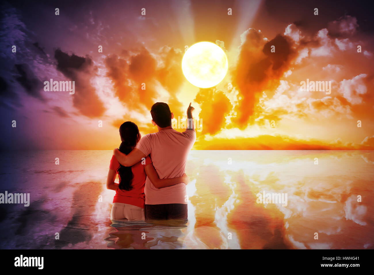 Asian young couple pointing the sun on the sea Stock Photo - Alamy