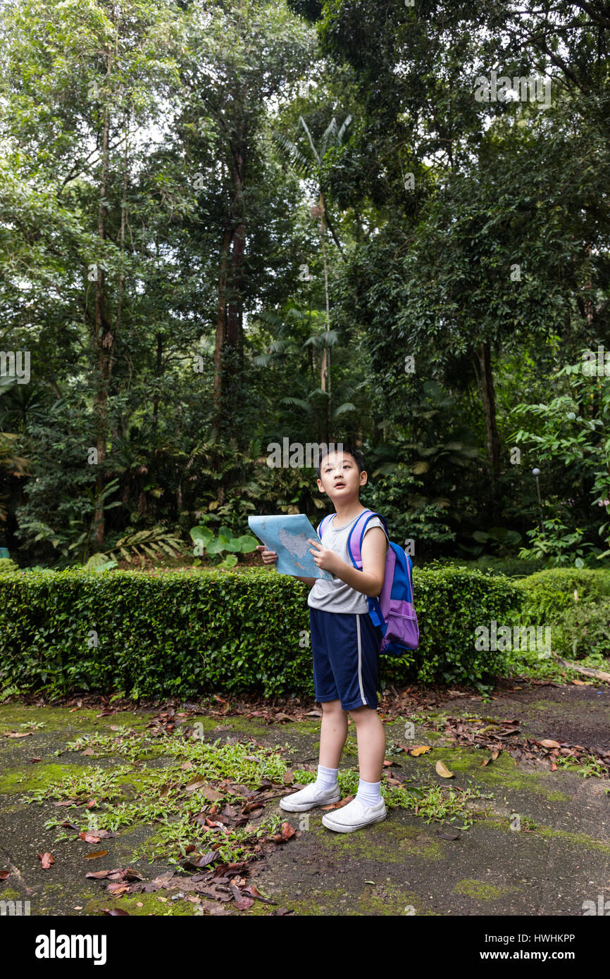 Child exploring map hi-res stock photography and images - Alamy