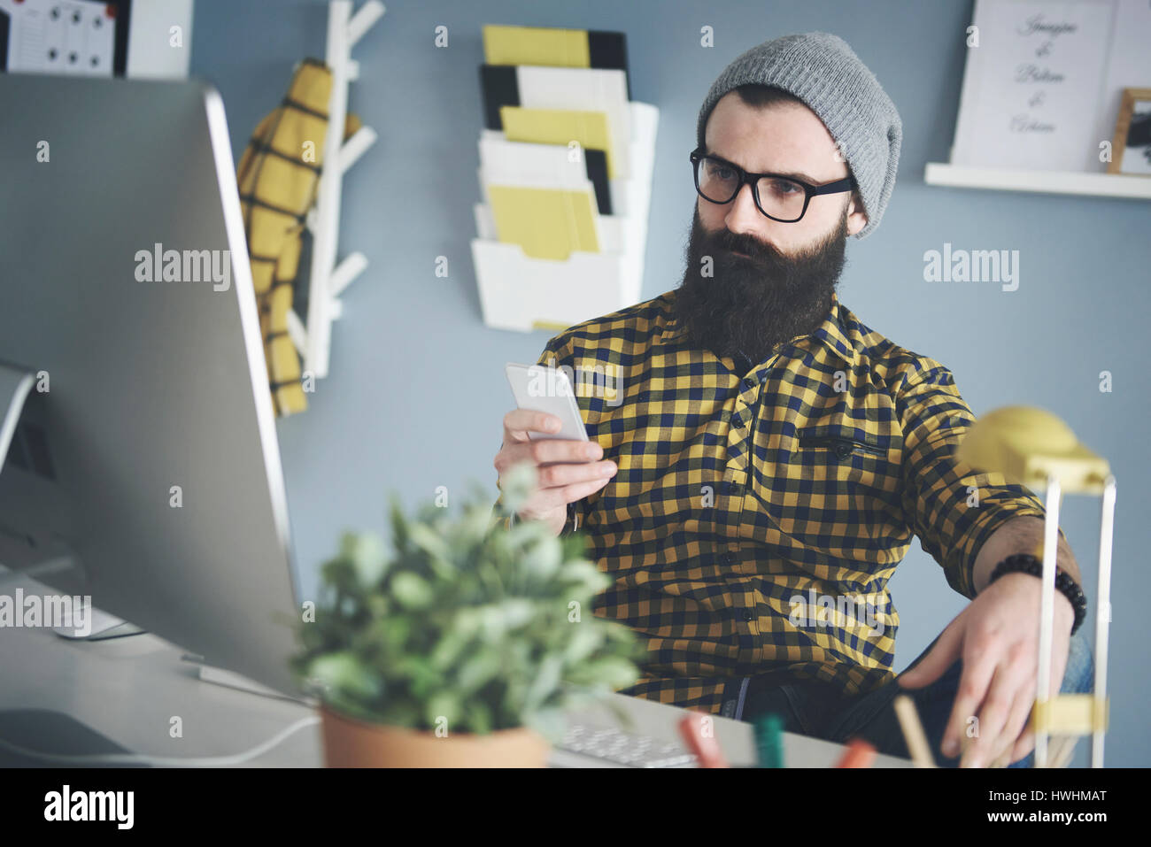 Man multi tasking office hi-res stock photography and images - Alamy
