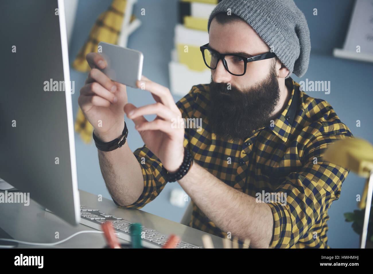 Man taking pictures from the computer Stock Photo - Alamy