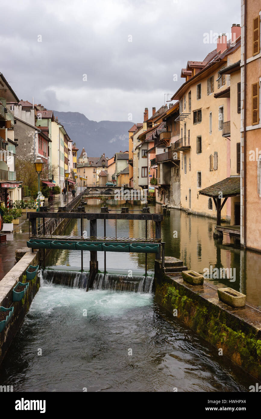Medieval sluice gate hi-res stock photography and images - Alamy