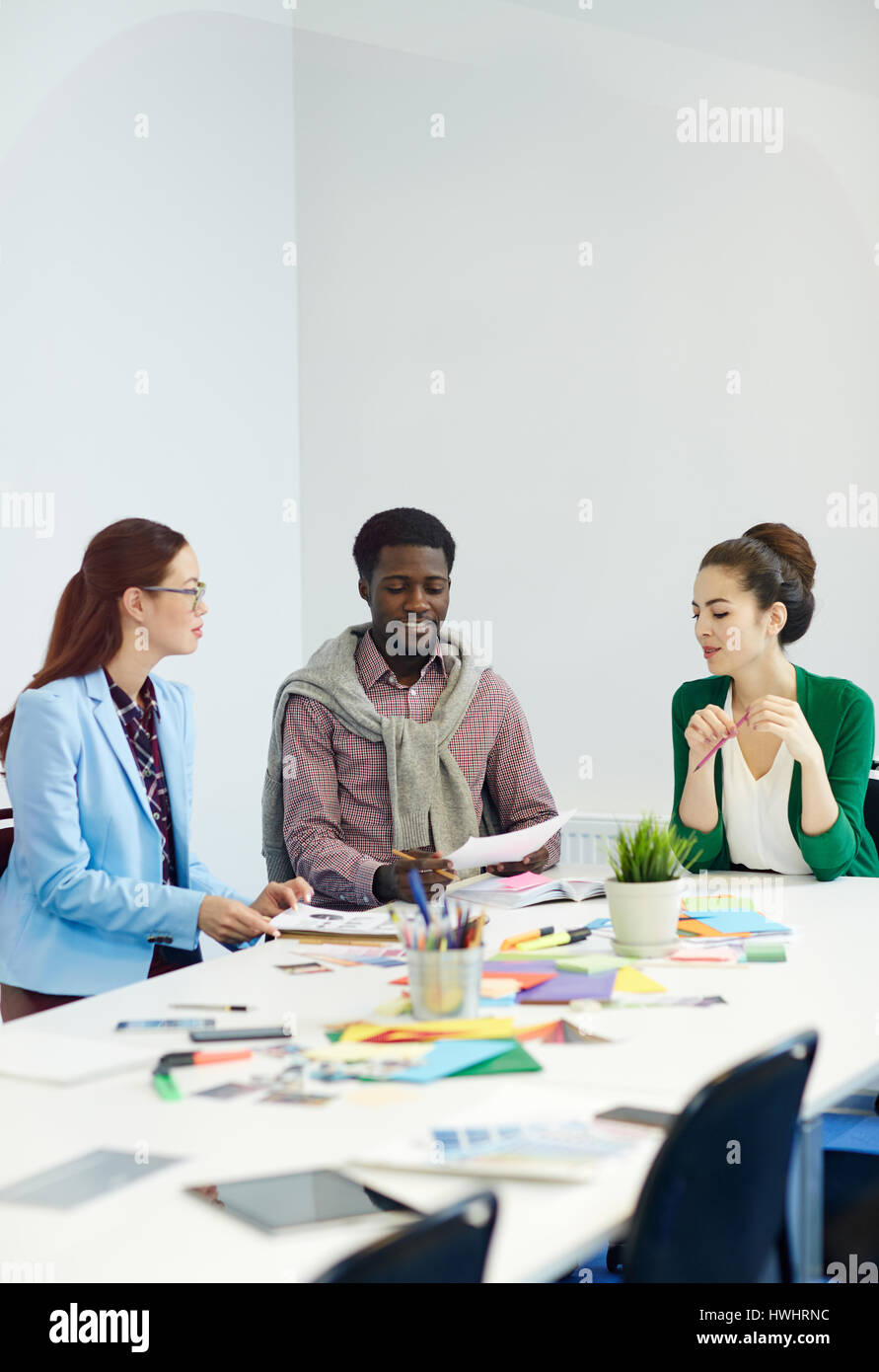Girls listening hi-res stock photography and images - Alamy