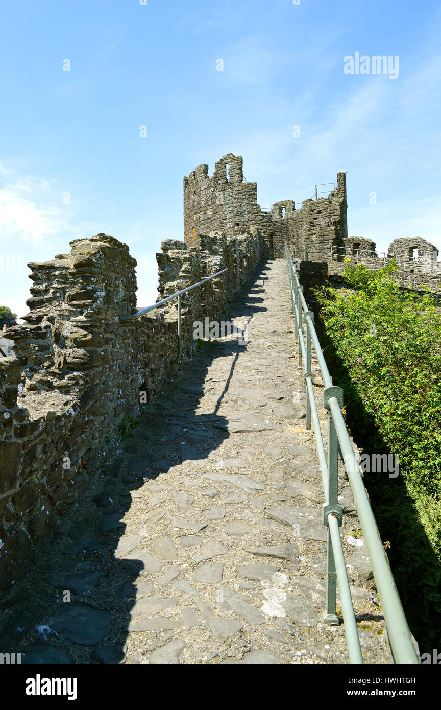 The historical medieval town wall surrounding Conwy town Stock Photo ...