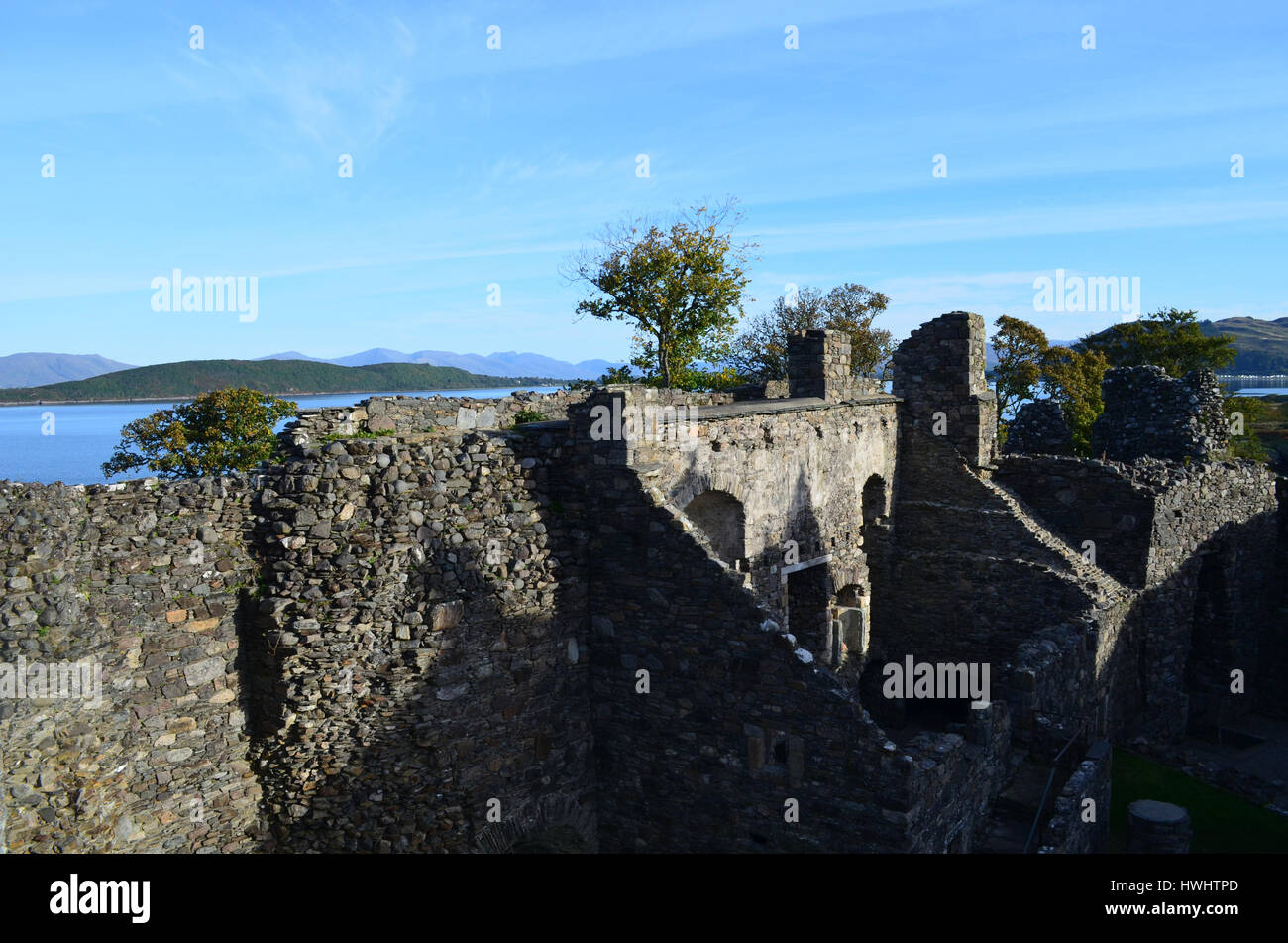 Stone rampart ruins at Dunstaffnage castle in Scotland Stock Photo - Alamy