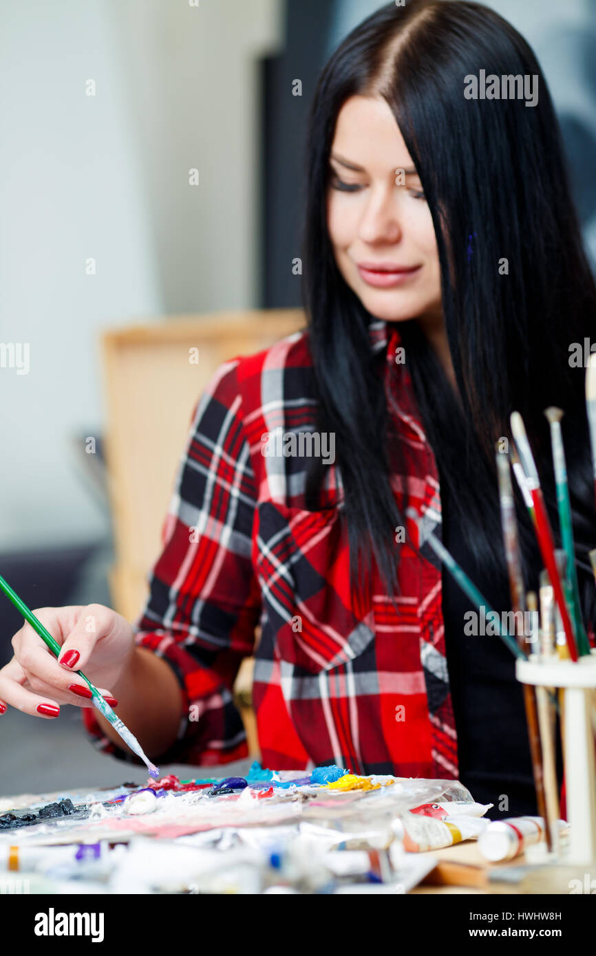 Woman with brush and palette Stock Photo - Alamy
