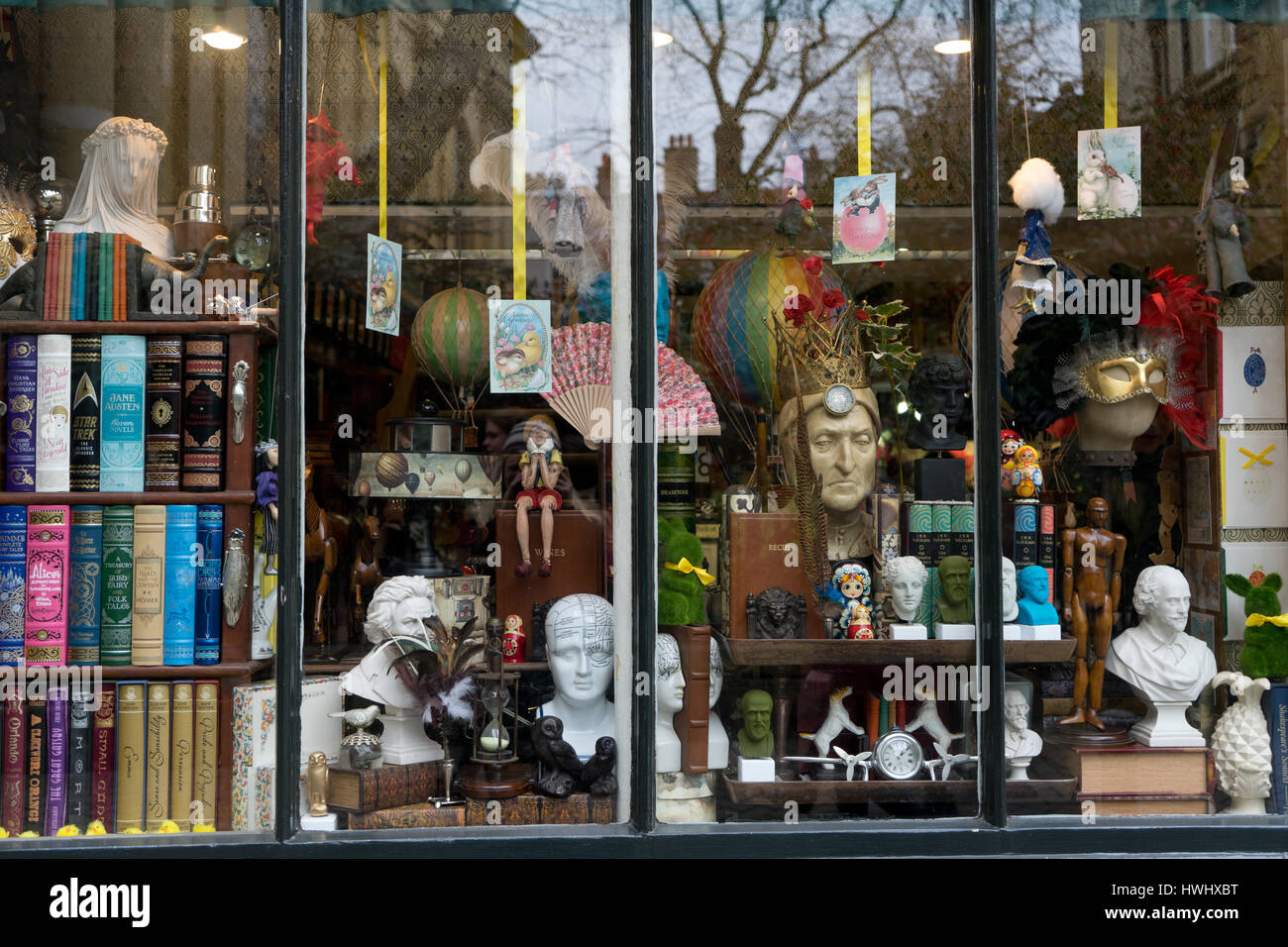 Shop window displays hi-res stock photography and images - Alamy