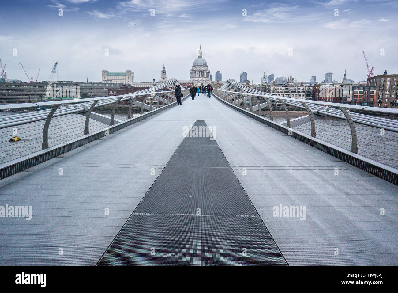 London footbridge hi-res stock photography and images - Alamy