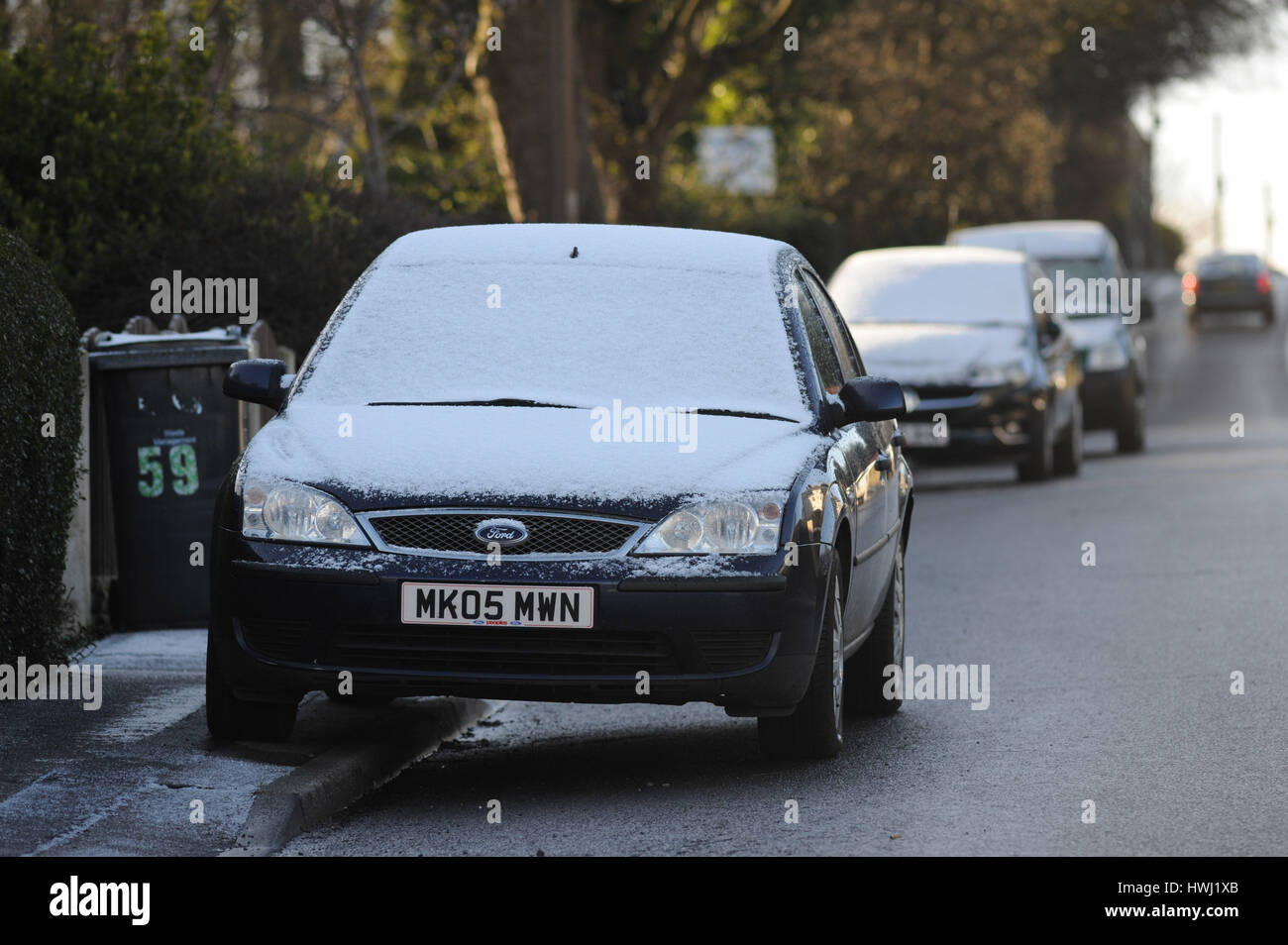 Early morning snow on cars Stock Photo - Alamy