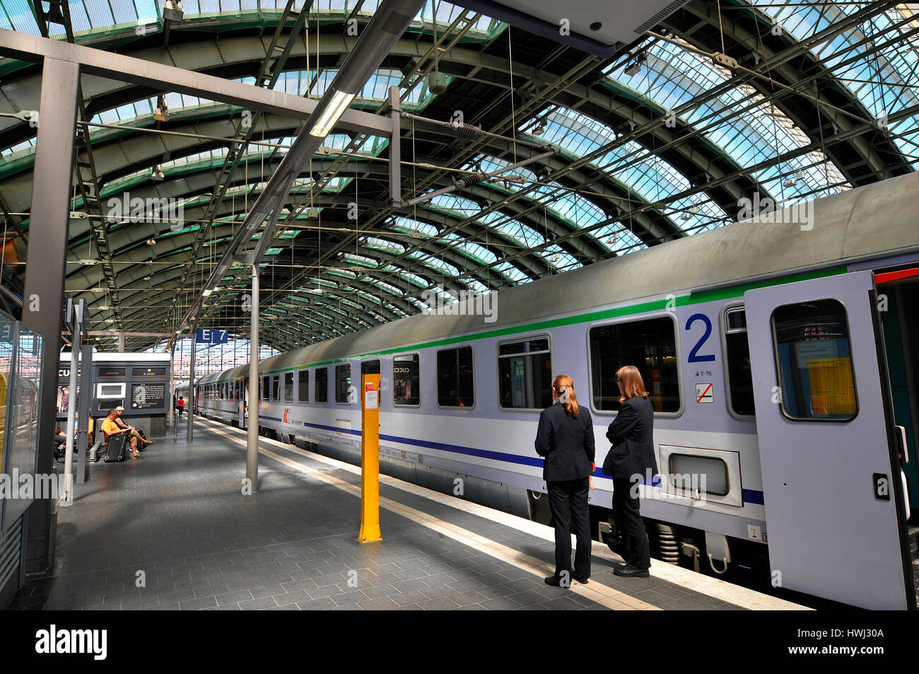 Bahnsteig hi-res stock photography and images - Alamy