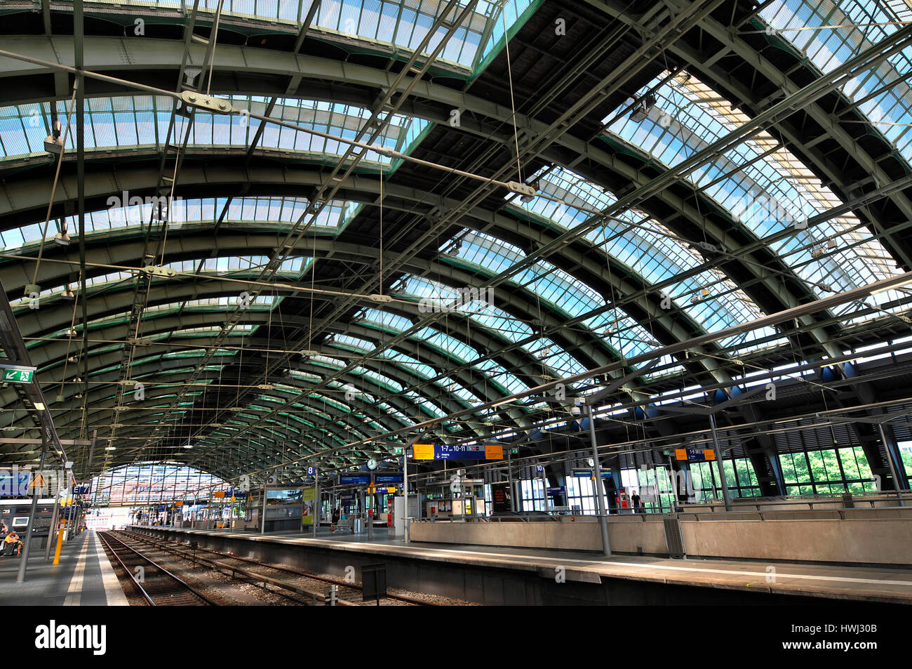 Bahnsteig bahnsteig hi-res stock photography and images - Alamy