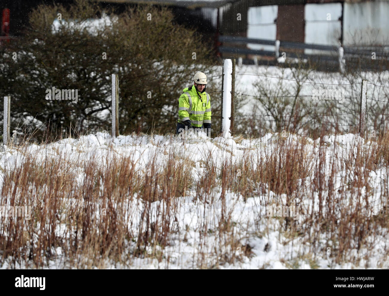 Scottish Power engineers work in wintry conditions to restore power to ...