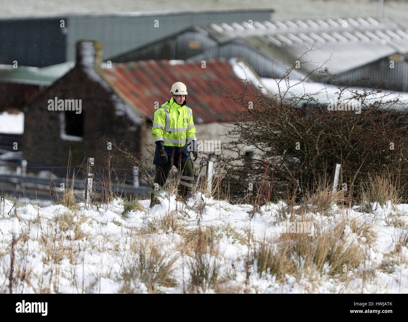 Scottish Power engineers work in wintry conditions to restore power to ...