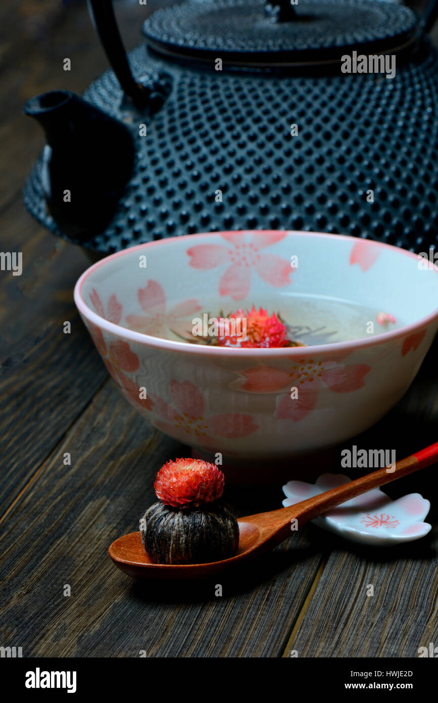 Teeblume in Loeffel und Schale, Teeschale, Weisser Tee, Sorte Petite ...