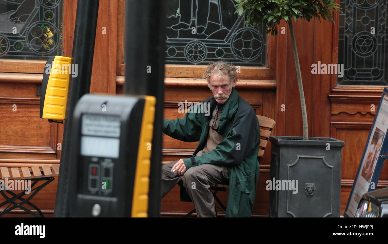 a old man having a drink outside a pub Stock Photo - Alamy