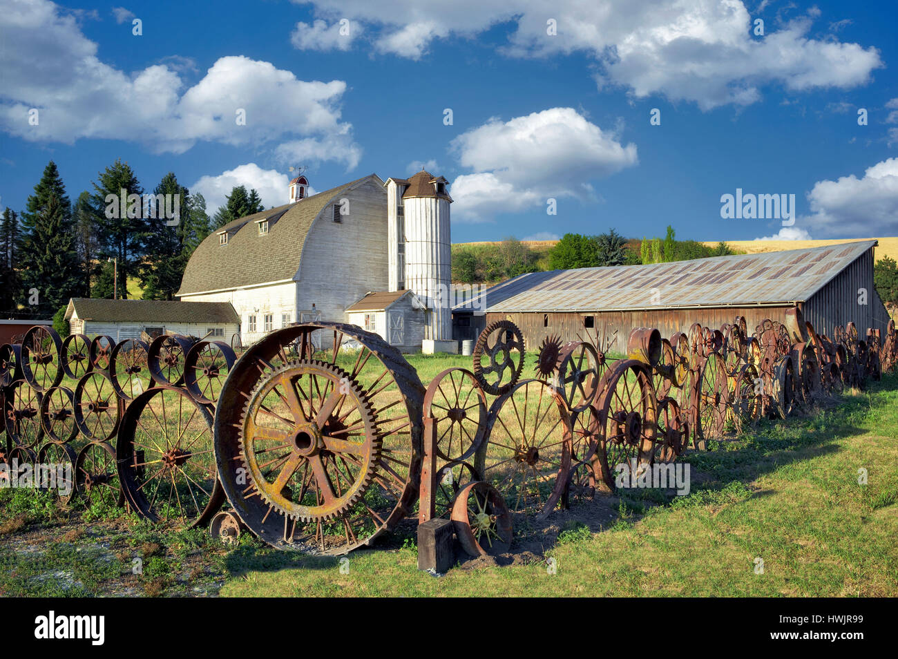 Wheel fence and barn. Eastern Washington Stock Photo - Alamy