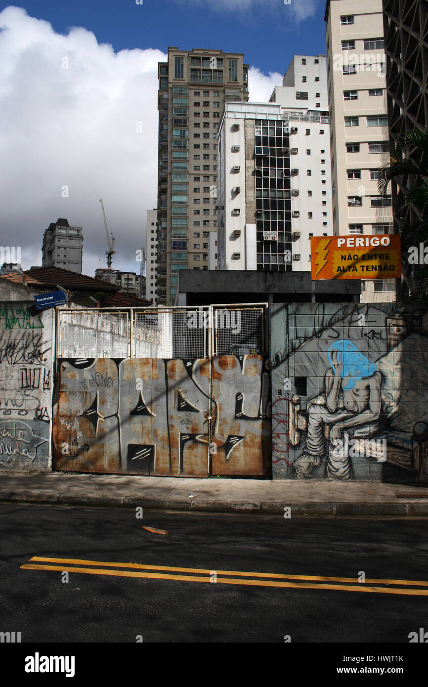 Brazilian mural artist hi-res stock photography and images - Alamy