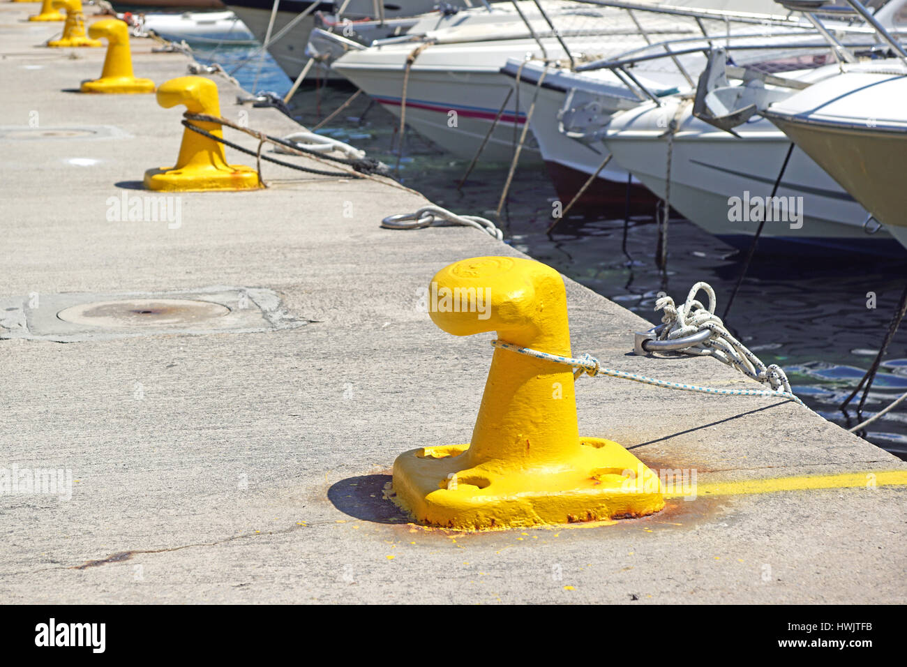 mooring dock with nautical ropes chains Stock Photo - Alamy