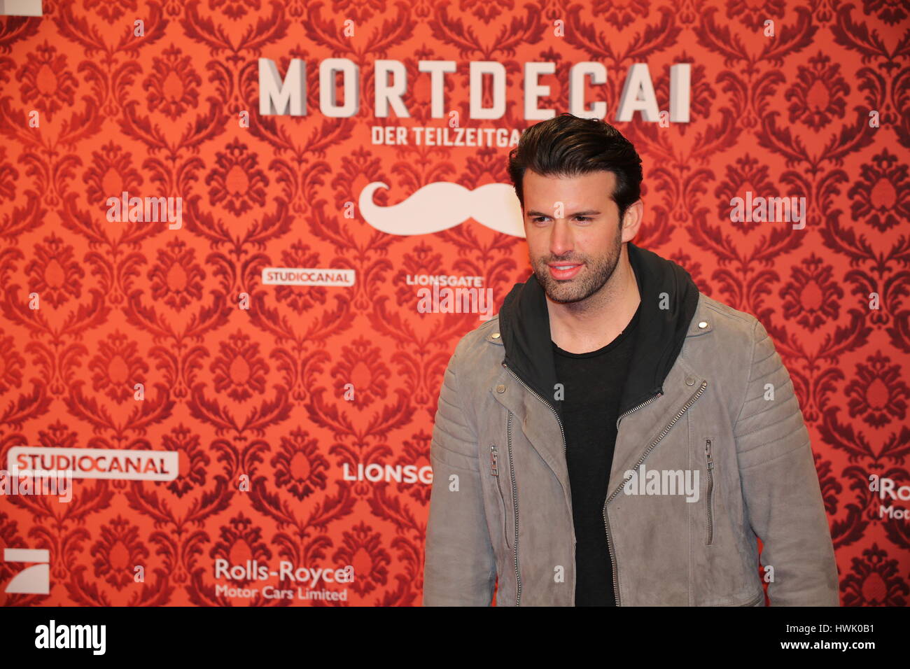 Johnny depp paul bettany hi-res stock photography and images - Alamy