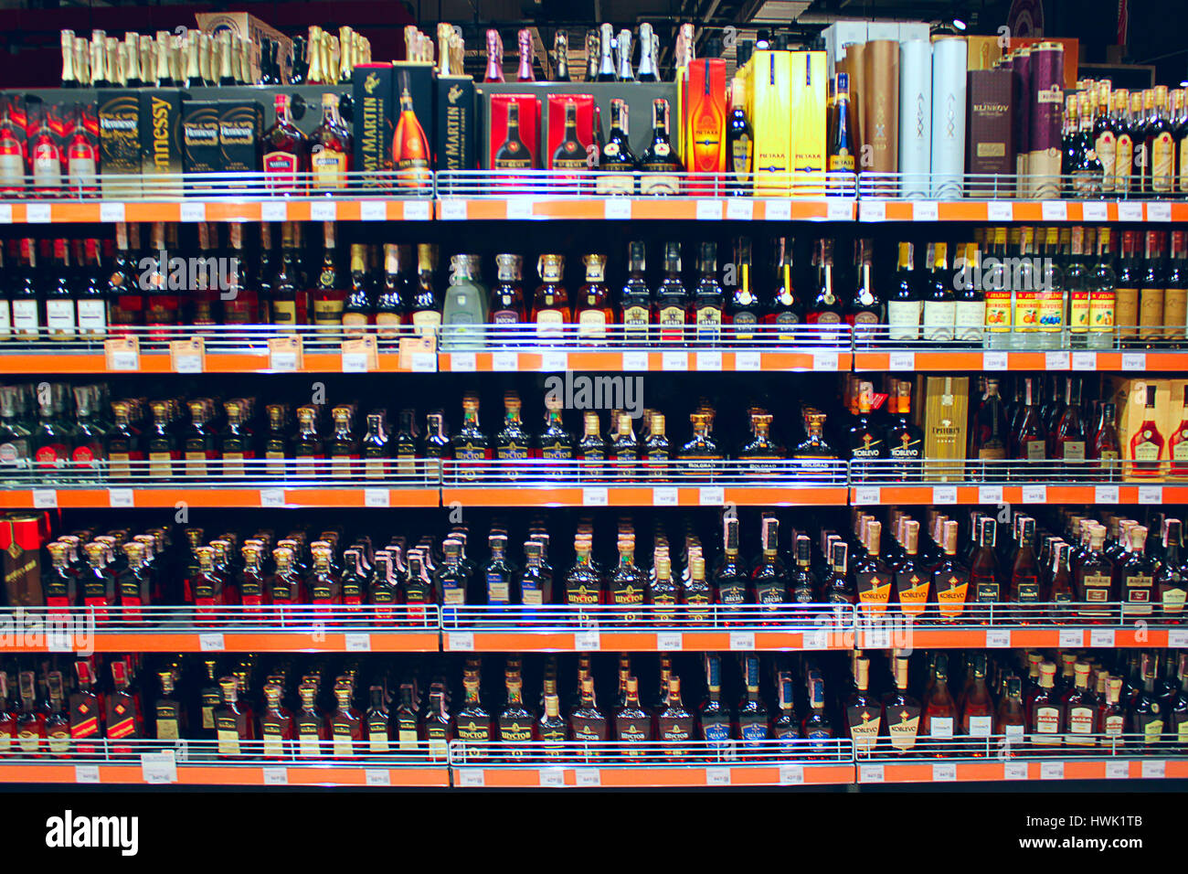Shelf of alcoholic drinks hi-res stock photography and images - Alamy