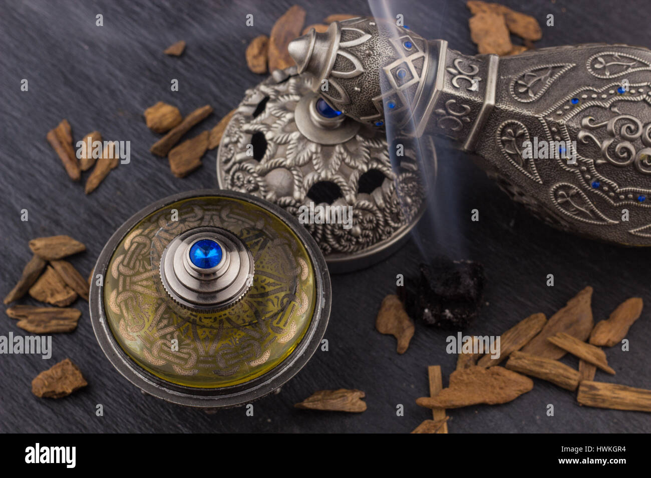 Silver Oriental Artistic Arabian Oud Perfume / Arabian Oud Perfume with ...