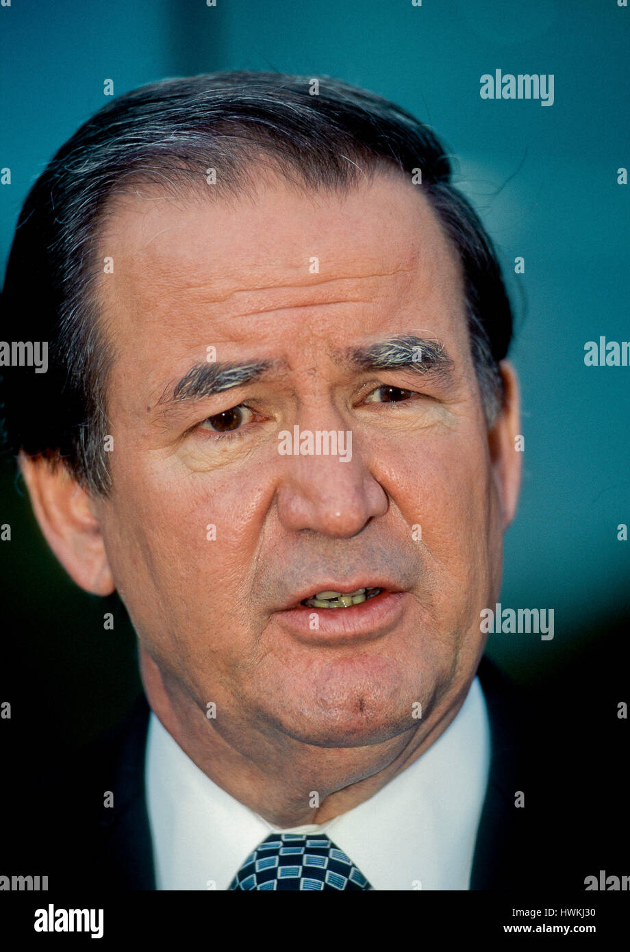 Republican Presidential candidate Pat Buchanan talks to reporters ...